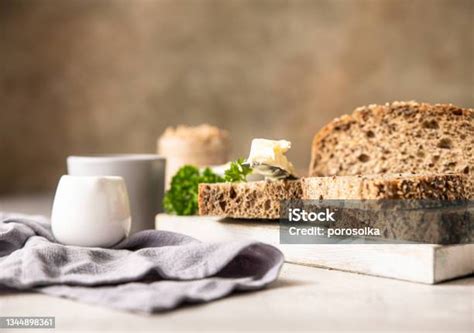 버터와 파테를 곁들인 갓 구운 장인의 멀티그레인 빵 커피 얇게 썬 빵 버터 간 파테로 아침 식사 간 내장류에 대한 스톡 사진 및 기타 이미지 Istock