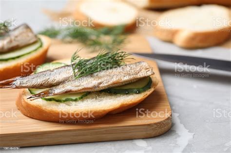 나무 판에 스프래트 오이 딜이 있는 맛있는 샌드위치 클로즈업 정어리에 대한 스톡 사진 및 기타 이미지 정어리 캔 샌드위치