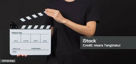 여자 손은 검은 색 배경에 숫자가 노란색 색 클래퍼 보드 또는 클래퍼 보드 또는 영화 슬레이트와 검은 색을 들고있다 감독에 대한 스톡 사진 및 기타 이미지 Istock