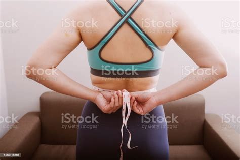 줄자를 가진 아름다운 뚱뚱한 여자 그녀는 하얀 배경에 고립 된 과도한 지방을 쥐어 짜기 위해 손을 사용합니다 그녀는 체중 감량