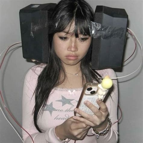 Beabadoobee Icon Singer Pretty Beabadoobee Style