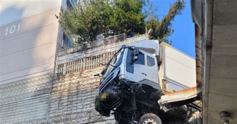 부산 고가도로 달리던 트럭 난간 뚫고 허공에 매달려 정차