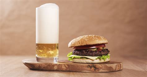 대리석 쇠고기 달콤한 양파 치즈 및 야채를 라거 맥주와 함께 제공하는 수제 버거 0명에 대한 스톡 사진 및 기타 이미지 0명 고기 굽기 Istock