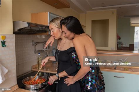 레즈비언 커플은 함께 맛있는 저녁 식사를 준비하고 만들고있다 데이트에 대한 스톡 사진 및 기타 이미지 데이트 유대교 노인