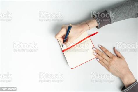 在白色背景的記事本上寫下女性手寫的特寫全國手寫日 照片檔及更多 一個人 照片 一個人 乾淨 人 Istock
