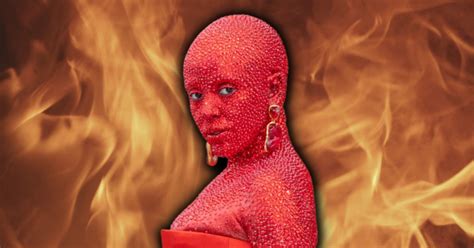 Doja Cat enseña el pecho en una alfombra roja con un vestido tan