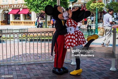 Mickey And Minnie Kissing Disneyland