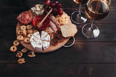 와인 전채 Charcuterie 및 치즈 플래터 플랫 레이 나무 배경의 상단 전망 고기에 대한 스톡 사진 및 기타 이미지