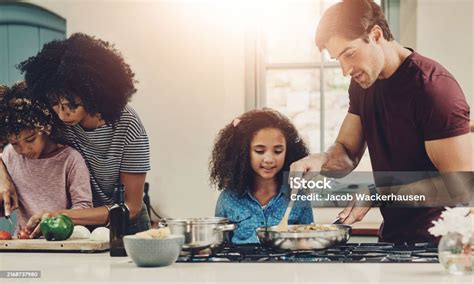 가족 야채와 함께 부엌에서 요리하기위한 도움 및 식사 준비 점심 음식의 교육 및 영양 샐러드 비건 채식 건강한 저녁 식사 및