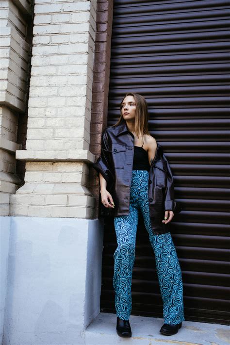 블랙 풀 지퍼 재킷을 입은 여성 · 무료 스톡 사진