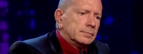 John Lydon Ex Sex Pistols Orina Y Brinda A La Vez En Una Entrevista Babelfm Música Y