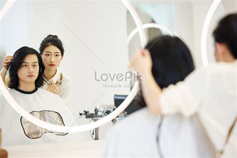 클라이언트를 위한 헤어스타일을 디자인하는 여성 미용사 사진 무료 다운로드 Lovepik