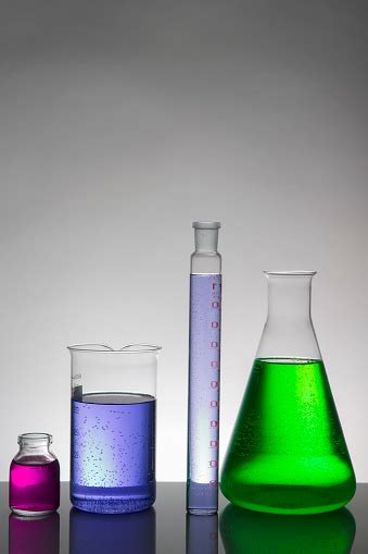 실험실 병에서 액체입니다 과학적인 생화학 실험실입니다 다채로운 액체입니다 흰색 배경 병의 그룹에 격리 테스트 튜브입니다 0명에 대한 스톡 사진 및 기타 이미지 Istock