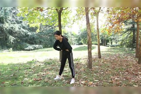 坚持每天原地踢腿跳39次，30天瘦全身，比健身房省钱省事全身原地健身房