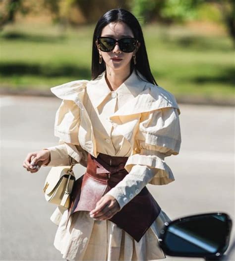 Diễn viên Điên Thì Có Sao Seo Ye Ji lên đồ như một bà hoàng