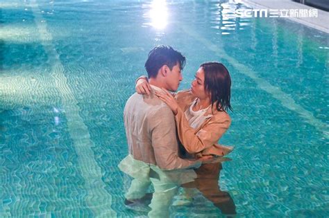 《浪漫》被霸總秘密求婚 「水中激吻」讓宋芸樺全濕了 娛樂星聞
