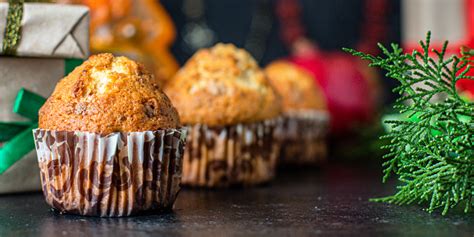 수제 머핀 컵케이크와 차 크리스마스 축제 테이블 설정 휴일 축제 파티 새해 선물 맛있는 서빙 크기 부분 상단 보기 복사 공간 음식 배경 소박한 0명에 대한 스톡 사진 및