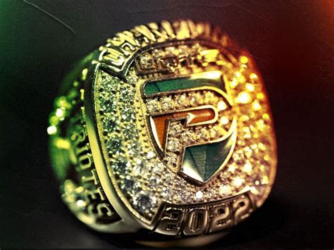 Découvrez la bague des champions Néo UQTR