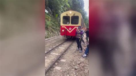 El Peligro De Los Selfies Un Tren Atropella A Una Mujer Mientras Posaba