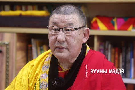 ФОТО Их Хүрээ хийдийн хамба лам З Санждорж Луу жилийн өнгийг айлтгаж байна