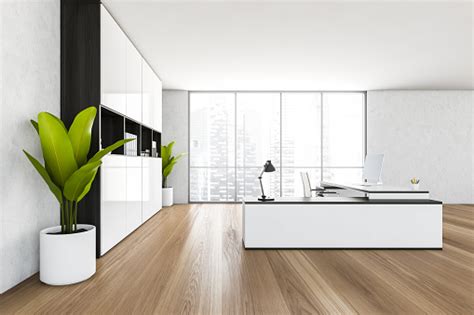 나무 테이블 그 위에 서 있는 컴퓨터와 Ceo 사무실 인테리어 바닥에 마루 큰 식물 파노라마 시티 뷰 윈도우 0명에 대한 스톡