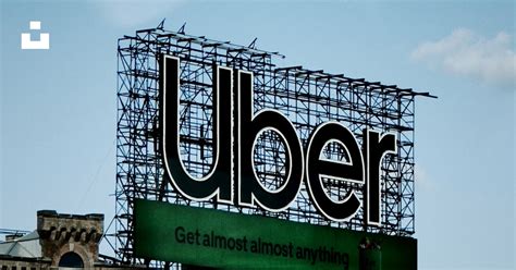 큰 건물 꼭대기에 있는 큰 간판 사진 Unsplash의 무료 자동차 서비스 이미지