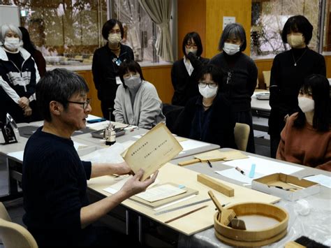 古文書や資料、丁寧に修復 県立公文書館 学芸員ら技術学ぶ 日本海新聞 Netnihonkai