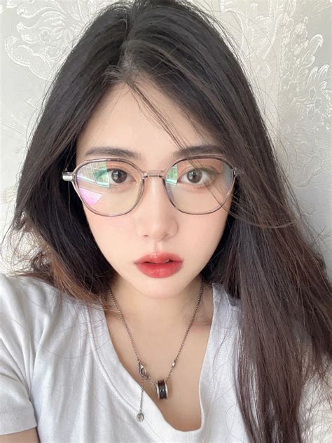女生戴银框眼镜戴眼镜适合什么发型 伤感说说吧