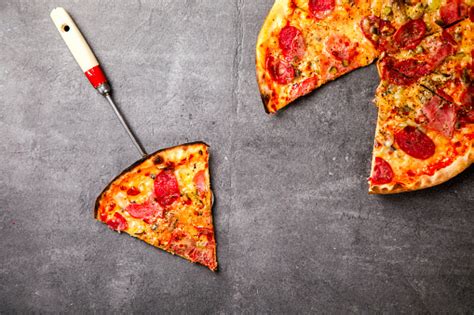 피자 페퍼로니 살라미 베이컨과 하몬 치즈와 모짜렐라를 돌 배경에 구운 매운 간식 토마토 탑 뷰 텍스트 복사 공간 고기에 대한 스톡 사진 및 기타 이미지 Istock