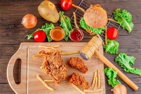 나무 배경에 치킨과 치킨 너겟과 매운 드럼 스틱을 해고 발사 바삭바삭한 치킨 세트 나무 테이블 배경에 성분장식에 바삭한 프라이드 치킨 가금류에 대한 스톡 사진 및 기타