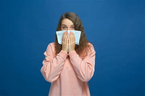 손수건에 재채기 알레르기 또는 독감 증상을 겪고 푸른 스튜디오 배경에 콧을 불고 아픈 어린 소녀 감기와 독감에 대한 스톡 사진 및 기타 이미지 Istock