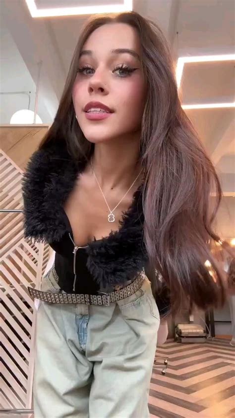 ориг с Милой 🙇🏻‍♀️🍪 Неоновые наряды Одежда для интервью Девушки мулатки