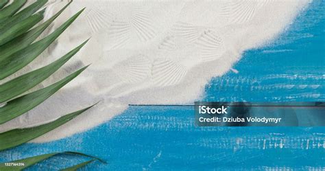 모래는 파란색 나무 배경에 놓여 있습니다 녹색 잎 위에서 볼 수 있습니다 공간을 복사합니다 0명에 대한 스톡 사진 및 기타 이미지 Istock