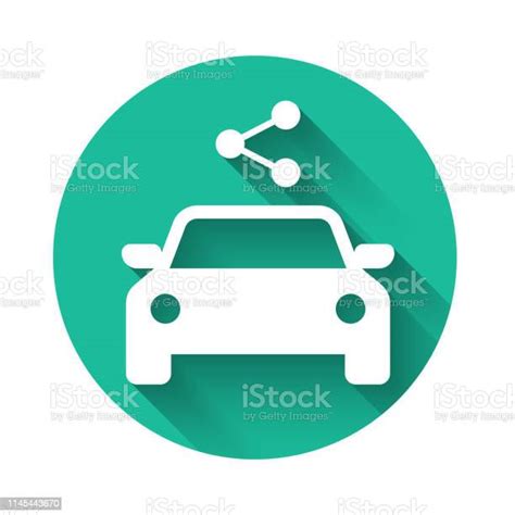 긴 그림자와 고립 된 흰색 자동차 공유 아이콘입니다 Carsharing 표시 됩니다 교통 임대 서비스 개념입니다 녹색 원 버튼을