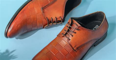 가죽 신발 가죽 질감 갈색 가죽 신발 격식있는 옷차림 고급 고급 신발 고급 품질 고상한 구두 스타일 구두 패션 남성복 남성화 도시 스타일 디자이너