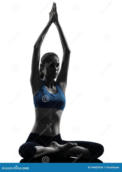 La Mujer Que Ejercita La Yoga Que Medita Sentarse Da La Silueta Unida Foto De Archivo Imagen