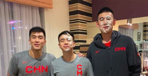 转会僵局＋伤病双重打击！郭艾伦为付豪赵继伟庆生：笑容满面腾讯新闻