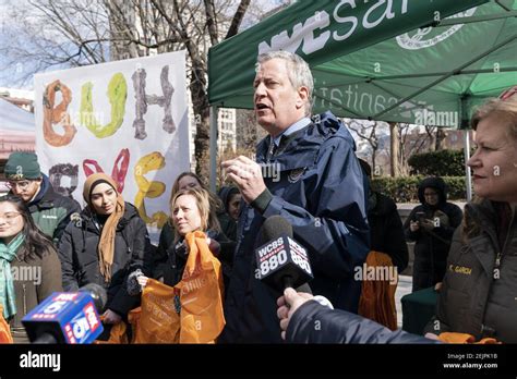 Mayor Bill De Blasio Hands Out Reusable Bags To New Yorkers Ahead Of