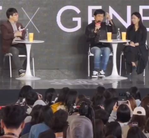 梁朝伟主动给女翻译倒水细节获赞明星下意识反应体现真实素养