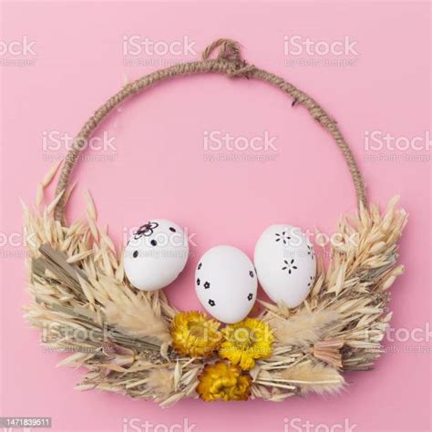 파스텔 핑크 배경에 부활절 달걀입니다 복사 공간이 있는 창의적인 최소 레이아웃 플랫 레이 개념 개념에 대한 스톡 사진 및 기타
