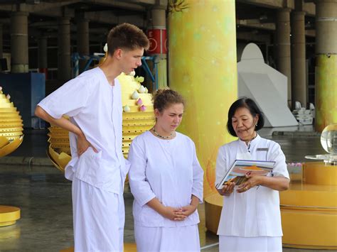 ชาวต่างชาติ เดินทางมาเยี่ยมชมวัดพระธรรมกาย ข่าวพระพุทธศาสนา