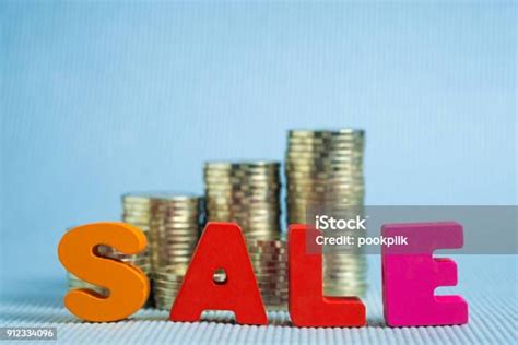 판매 코인 스택에 복사 공간 쇼핑 할인 및 마케팅 개념으로 파란색 배경에 화려한 나무 텍스트입니다 서식 파일에 대 한 추가 텍스트 또는 사진 가격에 대한 스톡 사진 및 기타