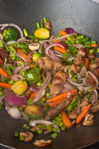 웍 클로즈업 야채와 고기를 분쇄 맛있는 음식 요리 배경 미식 수직 프레임입니다 계절에 대한 스톡 사진 및 기타 이미지 계절 고기 굽기 Istock