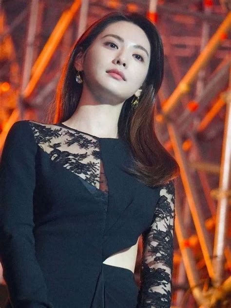 她是世界第一美女，穿乳胶“猪皮”裙亮相，网友：行走的娃娃珍娜身材发展