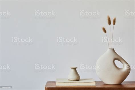 나무 컴모드 꽃병 및 개인 액세서리와 미니멀 한 거실의 창조적 인 구성 공간을 복사합니다 템플렛 꽃병에 대한 스톡 사진 및 기타