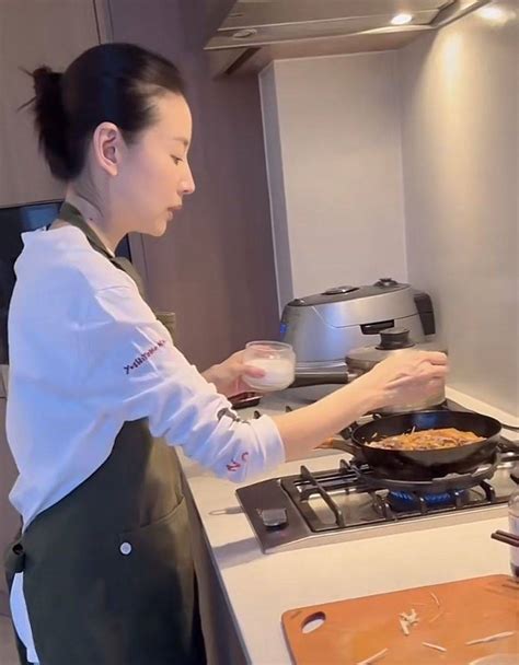 董洁素颜下厨做饭 儿子顶顶竖大拇指夸赞妈妈厨艺 搜狐大视野 搜狐新闻