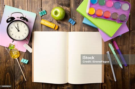 개체 책 알람 사과와 텍스트 에 대한 빈 백서 학교 나무 테이블 공간을 복사합니다 0명에 대한 스톡 사진 및 기타 이미지 0명 9월 가방 Istock