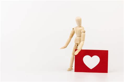 복사 공간이있는 흰색 배경에 하트 모양을 들고 있는 나무 남자의 모습 발렌타인 데이에 대한 사랑 개념 0명에 대한 스톡 사진 및