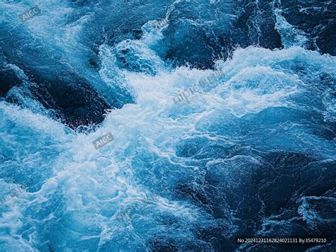 Ai创作图海水流动纹 激湍 奔涌 蓝色溪水河水 咆哮的江水 浊浪奔涌 浪花纹理素材 江水河水水浪 湍流江水 汹涌湍急 浪潮底纹 浪花背景纹理