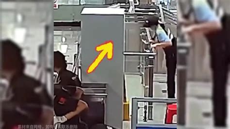 女孩坐电动扶梯不慎摔倒，危机时刻